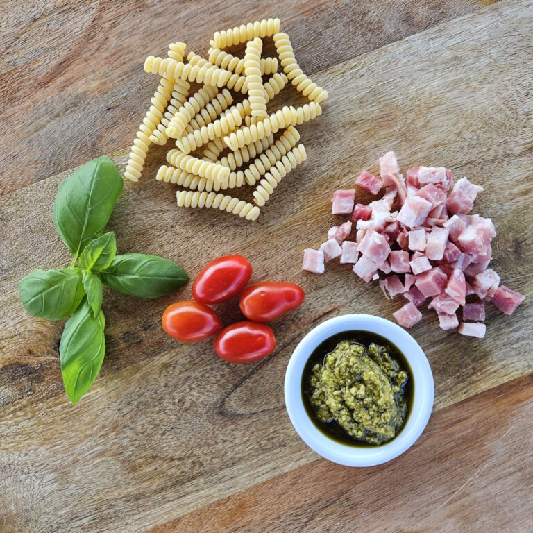 Pastasalat med bacon, pesto og frisk basilikum – Tutti mad