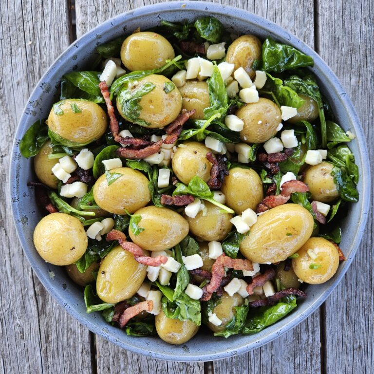 Pastasalat med bacon, pesto og frisk basilikum – Tutti mad